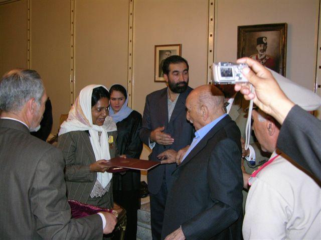 Photo: Baba-i-Millat confers Malalai award on UN official – Pajhwok ...