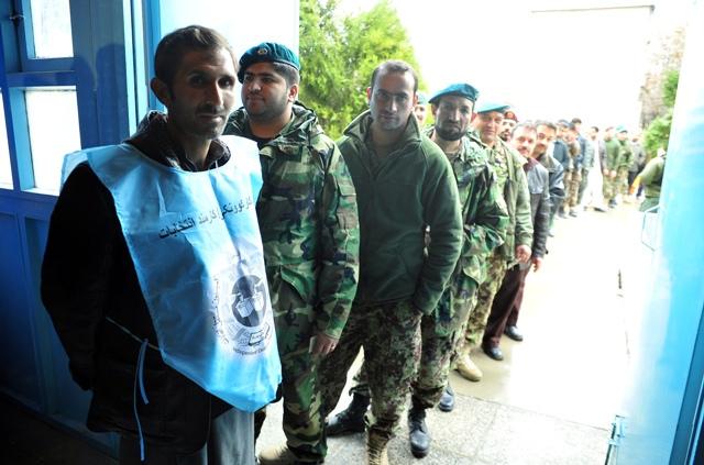 ANA soldiers in queue – Pajhwok Afghan News